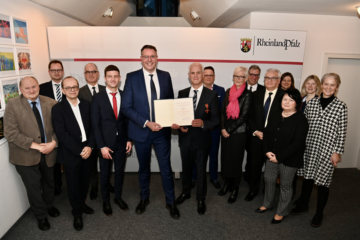 Sozialminister Schweitzer überreicht Bundesverdienstkreuz an Bernd Meurer aus Girod und ...